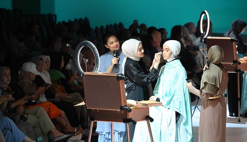 Wardah Perkenalkan 5 Tren Makeup Look di Panggung Indonesia Fashion ...